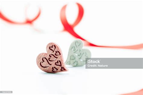 발렌타인 인사말 카드 레드 하트 사랑 흰색 배경에 빨간 리본과 낭만적 인 선물 복사 공간이있는 발렌타인 데이 장식 카드 0명에