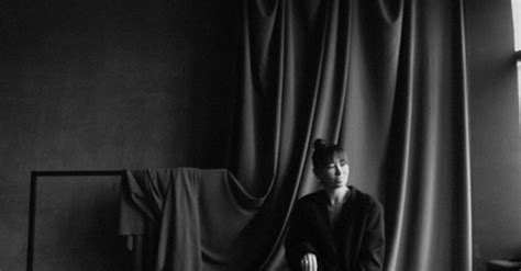 감정 검은 색 양복 고립된 구성 그레이스케일 그림자 나타내는 대조 덮는 천 드라마틱한 매우 복잡한 모델