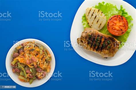 감자와 토마토와 함께 구운 돼지 고기 색깔배경에 샐러드와 소스 탑 뷰와 접시에 튀긴 돼지 고기 0명에 대한 스톡 사진 및 기타