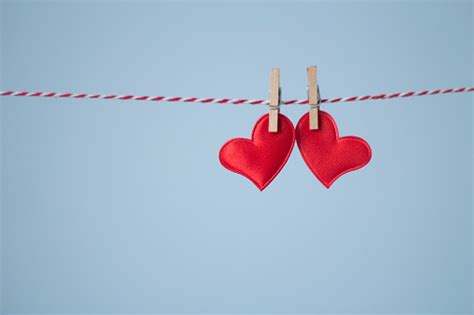 파란색 배경에 Clothespins 아래 밧줄에 두 개의 빨간 머리 성 발렌타인의 날 카드 2월에 대한 스톡 사진 및 기타 이미지 Istock