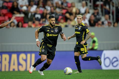 Torcedores do Atlético detonam atuações de Hulk e sugerem banco pro