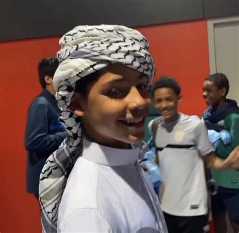 نجل كريستيانو رونالدو يظهر بالزي السعودي مع جدته الرجل