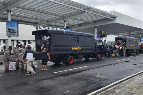 Cuaca Buruk Penerbangan Di Bandara Ahmad Yani Semarang Terlambat