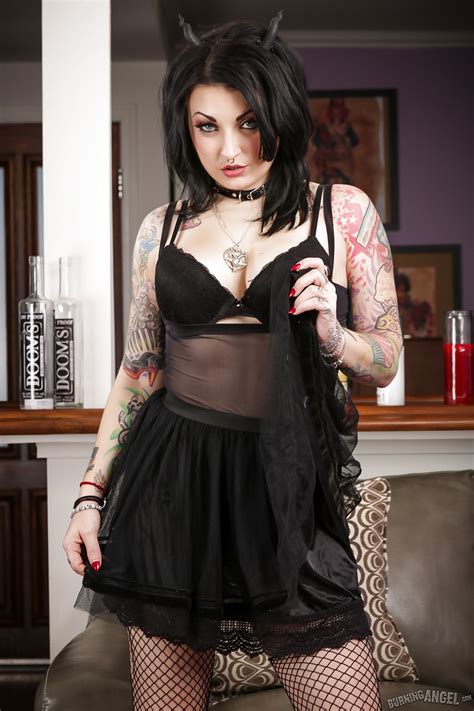 La star tatouée de Draven en bas résille montre sa jupe nue et étale son cul Photos Porno