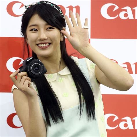 손 흔드는 수지 아주경제