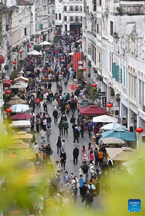 People have fun during Spring Festival holiday 手机新浪网