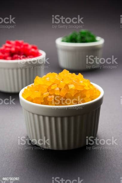 달콤한 과일 사탕 또한 알고로 자 인도 Masala 팬에 사용 되는 그릇에 설탕에 절인된 과일 제공 과일에 대한 스톡 사진 및