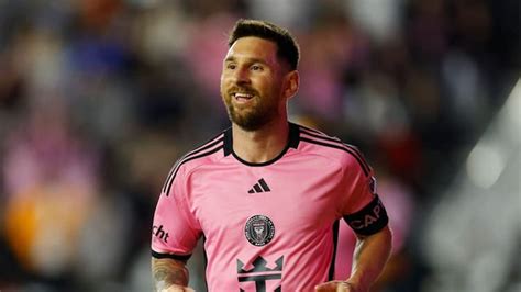 Lionel Messi Aux Prises Avec Un Arbitre Amateur Lors De Louverture De