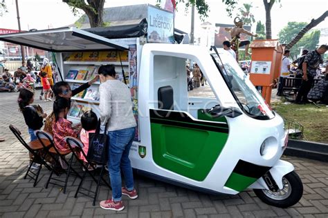 Bemo Library On Solo Antara Foto