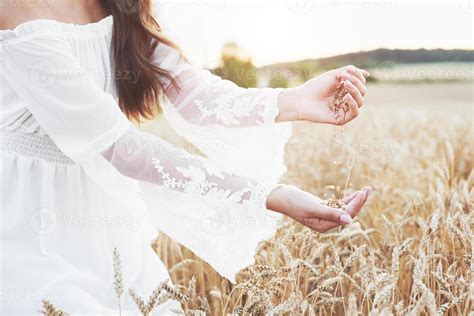 Hermosa Chica En Un Campo De Trigo Con Un Vestido Blanco Una Imagen