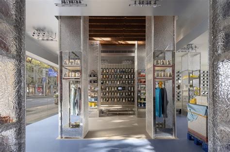 深圳市宝安区沙井现代风服装店装修设计 深圳信欣装饰设计公司