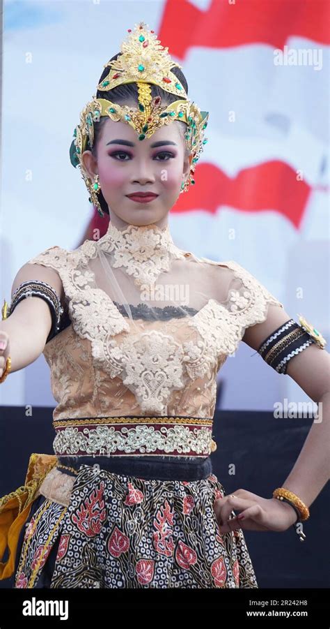 Klenting Sumanding Dance Is Likened To A Collection Of Kediri Girls Their Politeness And