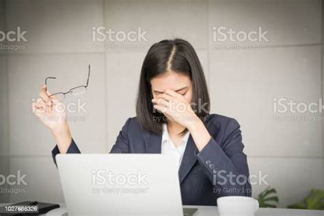 젊은 비즈니스 우먼 심각한 또는 사무실에서 직장에서 두통 경영자에 대한 스톡 사진 및 기타 이미지 경영자 계획 기업 문화