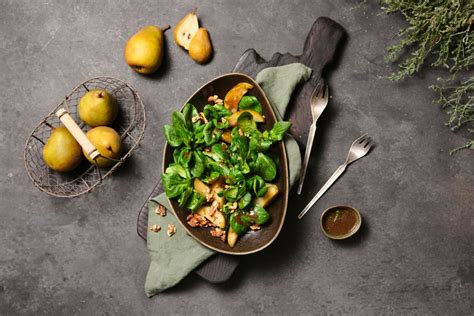 Feldsalat mit karamellisierten Birnen und Walnüssen