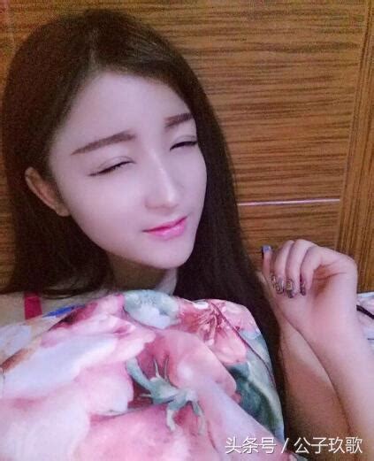 這美女在玩什麼遊戲，低頭的樣子真不小了，好奇的路人都看呆了 每日頭條