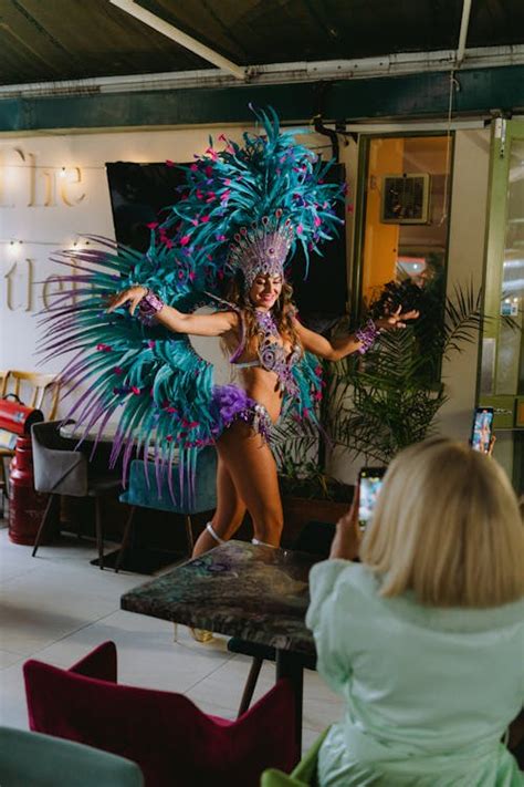 실내 공연 공연가 군중 극장 깃털 다채로운 댄서 댄서 사진 촬영 댄스 댄스 루틴 댄스 쇼 모바일 사진 문화 행사 문화적 보라색 보여주다