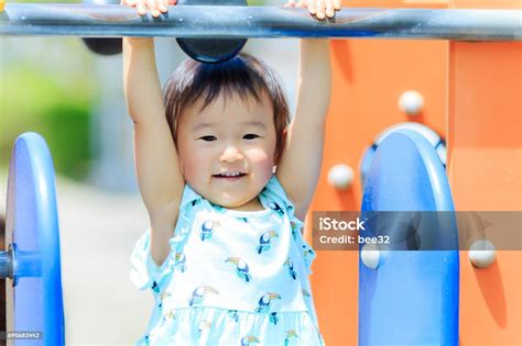게임하기 있는 귀여운 어린이 놀이터 2 3 살에 대한 스톡 사진 및 기타 이미지 2 3 살 건강한 생활방식 공원 Istock