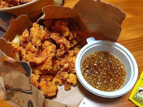 노랑통닭 유해진씨 광고하는 알싸한 마늘치킨에 엄청 큰 후라이드 치킨 한마리씩 시켰어요 저희동네는 건대점에서 배달이 오더라구요