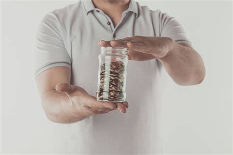남자의 손에 흰색 절연 동전 항아리를 들고 저장 개념의 자른된 이미지 개념에 대한 스톡 사진 및 기타 이미지 개념 개체