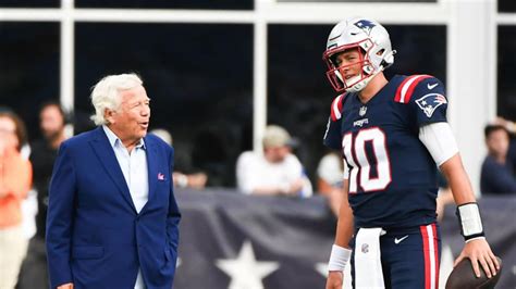 Qb Sneak Robert Kraft Bill Belichick Fighting Over New England