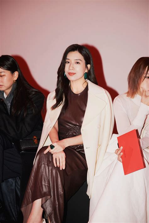 41歲前tvb花旦透視長裙晒修長美腿 梳化上瘋狂舉動突顯一部位異常白滑 星島日報