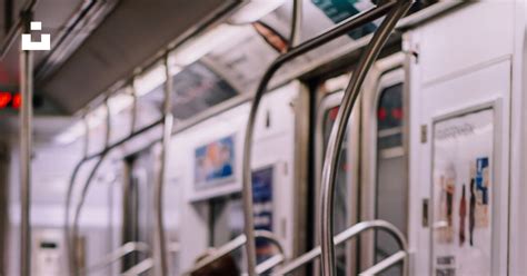 흰색과 파란색 기차 좌석 사진 Unsplash의 무료 뉴욕 이미지