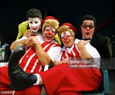 Zirkus Clown Photos and Premium High Res Pictures - Getty Images
