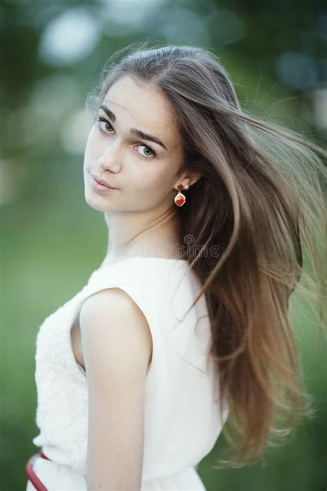 Belle Fille Avec De Longs Cheveux Photo Stock Image Du Assez Adulte