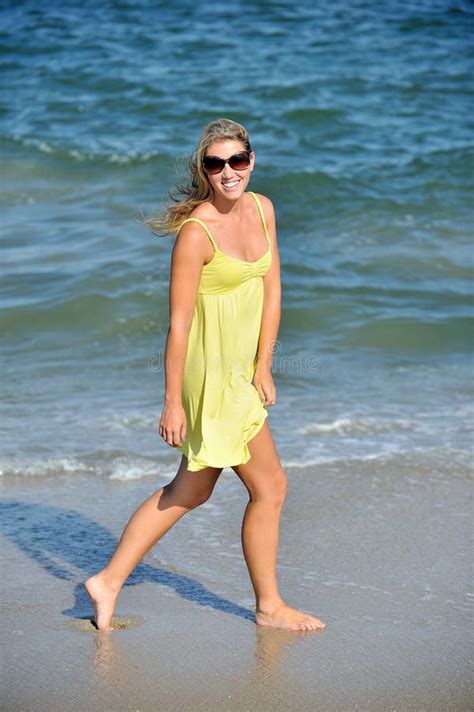 Mujer Rubia Joven Hermosa En Sundress En La Playa Imagen De Archivo