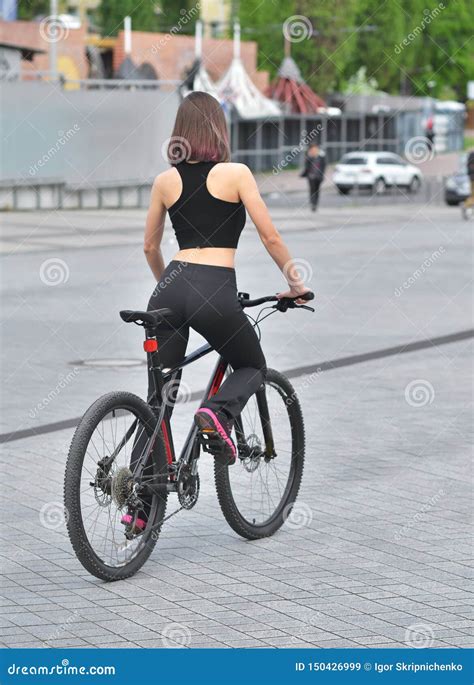 Forma Fisica Sexy Giovane Bella Donna Nella Posa Nera Di Usura Di Sport