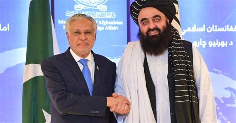 اسحاق ډار په کابل کې له امیرخان متقي سره د اړیکو پر پراختیا او د مسلو