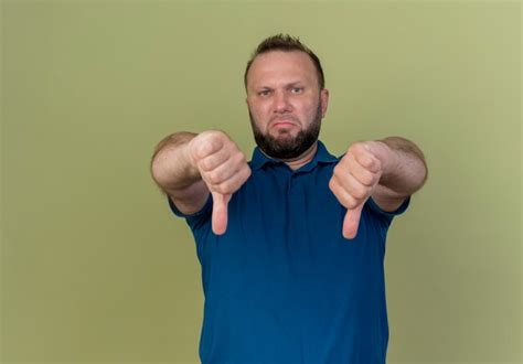 Недовольный взрослый славянский мужчина показывает палец вниз