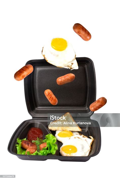 흰색 배경에 고립 된 소시지와 크루통으로 튀긴 계란을 부양합니다 레비티 스크램블 계란 일회용 접시 클로즈업 식품 개념 0명에 대한 스톡 사진 및 기타 이미지 Istock