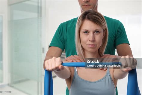 물리 치료 스포츠 부상 재활 치료 저항 밴드 여자는 척추 교정 지압 요법 다시 조정 하는 데입니다 Osteopathy 대체 의학