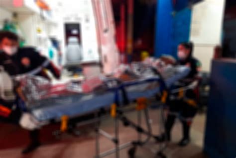 Apenado monitorado e amigo são baleados por bandidos em moto na zona