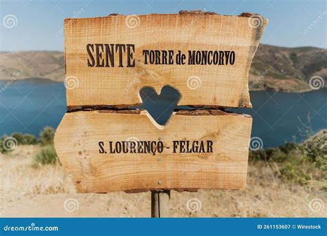 Imagem De Fundo De Cartaz De Madeira Direcional Por Escrito Torre
