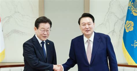 尹 이재명과 악수 나누며 회담 시작 약 1시간 진행 예정