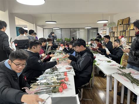 机械学院举办与你随行关爱常伴3 7女生节献花活动 武汉纺织大学机械工程与自动化学院