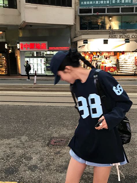 컷아웃 피터 티셔츠