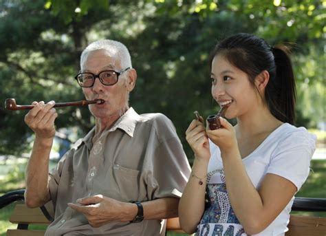 刚结婚一个月，妻子就偷睡了55岁的老头