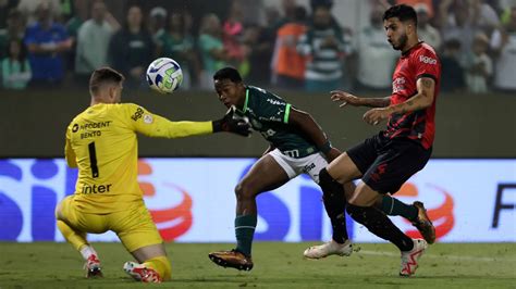 Palmeiras derrota Athletico PR e iguala pontuação do Botafogo Metrópoles