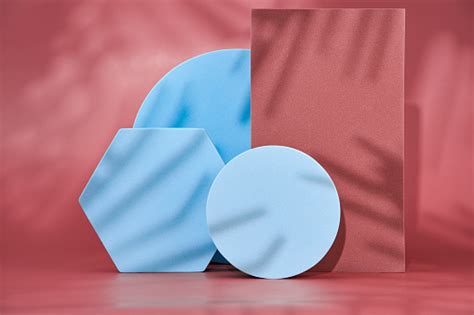 빨간색 배경의 기하학적 모양 다양한 제품의 프리젠 테이션을위한 빈 연단 받침대가있는 추상적 기하학적 배경 텍스트 공간 0명에