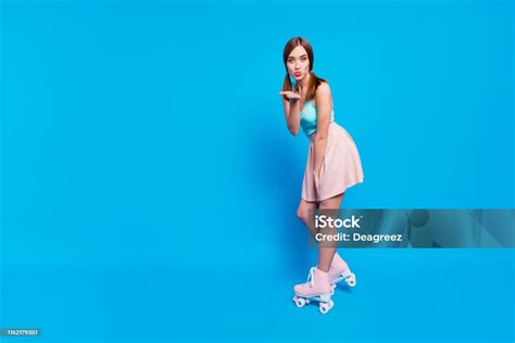 전체 길이 사이드 프로필 몸 크기 사진 그녀는 그녀의 레이디 꼬리 치는 공기 키스 피트 운동 다리 복고풍 롤러 활동 방법 생활 캐주얼 거리 여름 파스텔 드레스 옷 고립 된