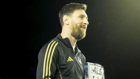 Lionel Messi Bat Les Héros Cultes De Prem Pour Remporter Le Prix Mvp De