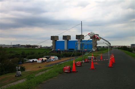 川口の向かい側の荒川河川敷で、明日開催される「北区花火会」の準備の様子です。｜川口マガジン