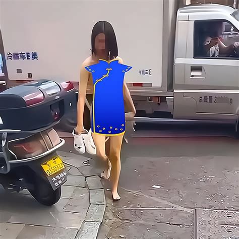 长沙一女子跟男友吵架置气，在大街上一丝不挂闲逛，路人纷纷侧目腾讯新闻