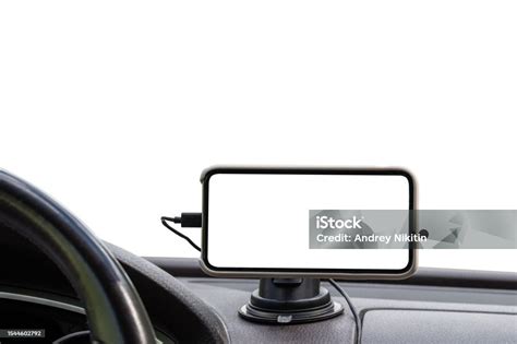 빈 흰색 앞유리를 배경으로 자동차 대시보드에 빈 흰색 화면이 있는 홀더에 있는 스마트폰 여행 테마 내비게이션 앱용 템플릿입니다