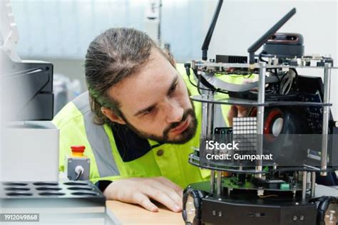 남성 자동화 기계 엔지니어 학생 연구 및 검사 제어 로봇 팔 기계 대학 또는 공장 작업장에서 Ai 로봇 기술 인더스트리 50 제조업의 새로운 혁신 트렌드 20 29세에 대한