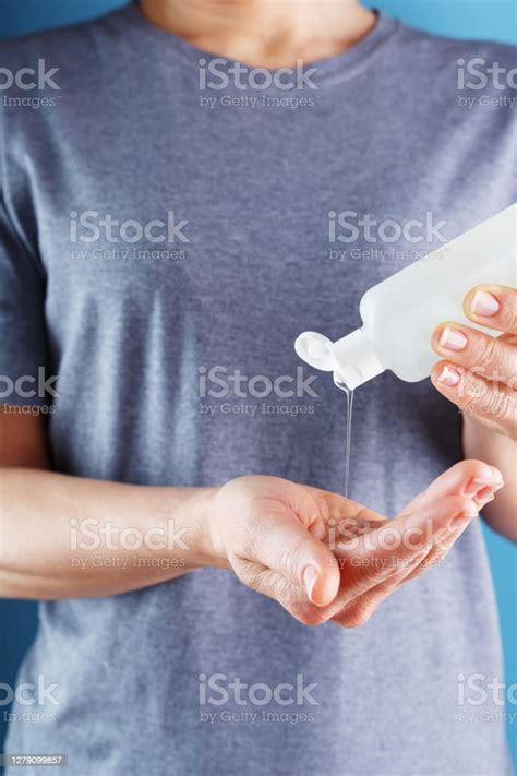 그녀의 손에 소독제 젤을 들고 여자의 클로즈업 박테리아 소독제에서 손의 살균 치료 건강관리와 의술에 대한 스톡 사진 및 기타