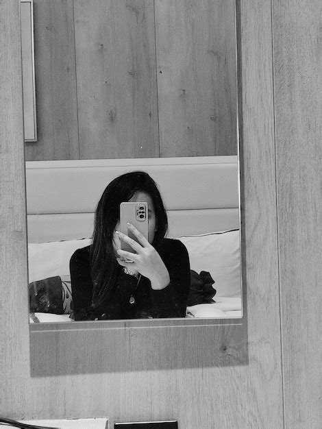 Premium Photo Mirror Selfie